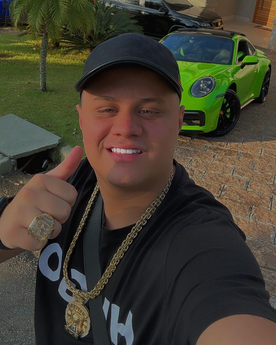 Filho publica vídeo da irmã mais nova vendo foto de Deolane Bezerra A