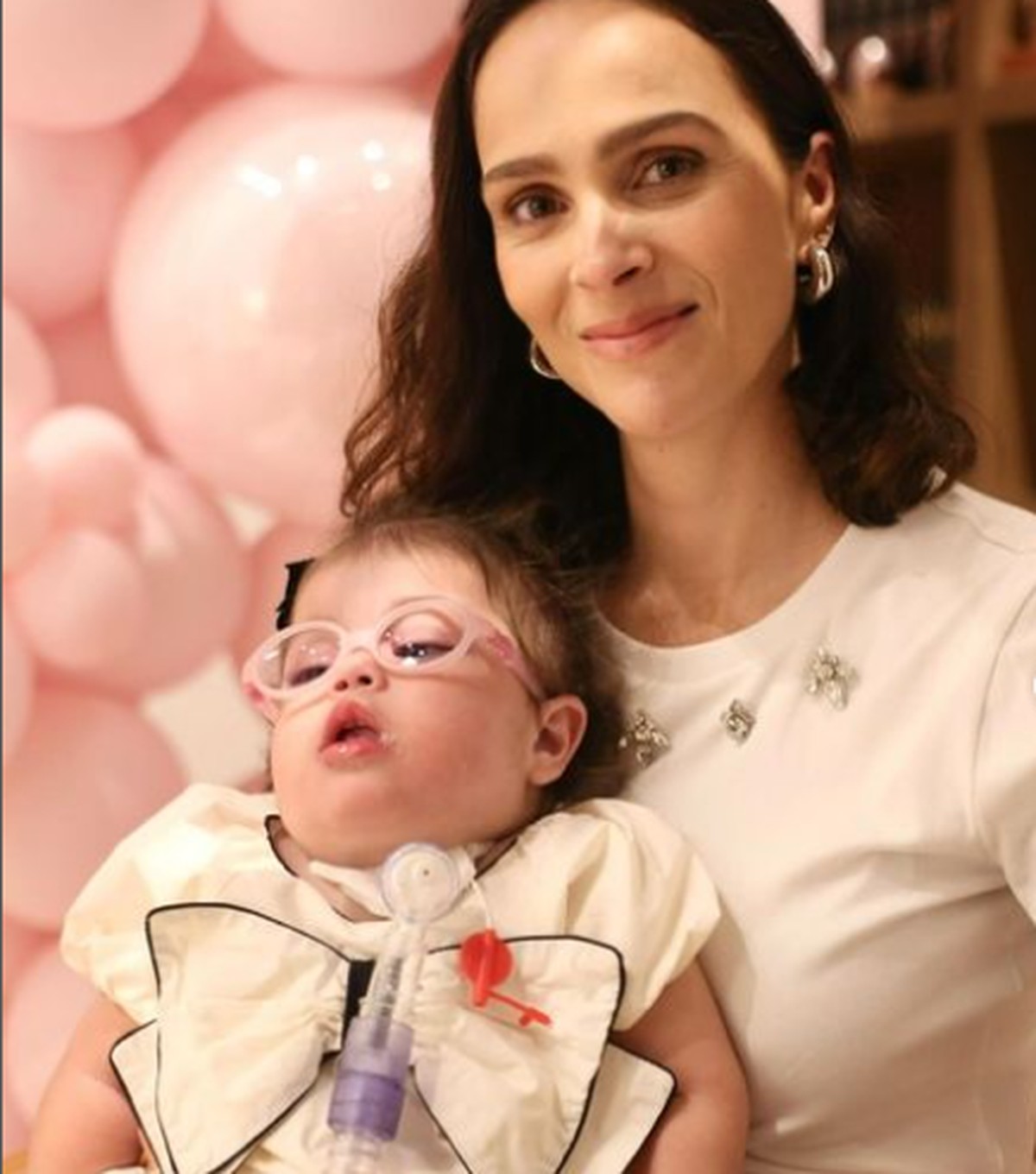 Letícia Cazarré detalha estado de saúde da filha cardiopatia rara Embora não consiga falar