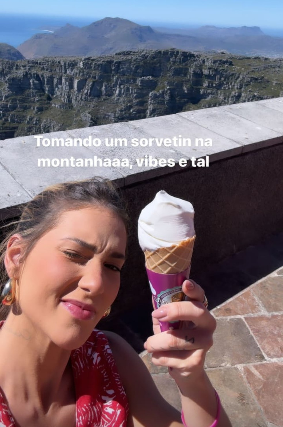 Virgínia Fonseca posa em montanha famosa na Cidade do Cabo e deixa barriga de gravidez à mostra