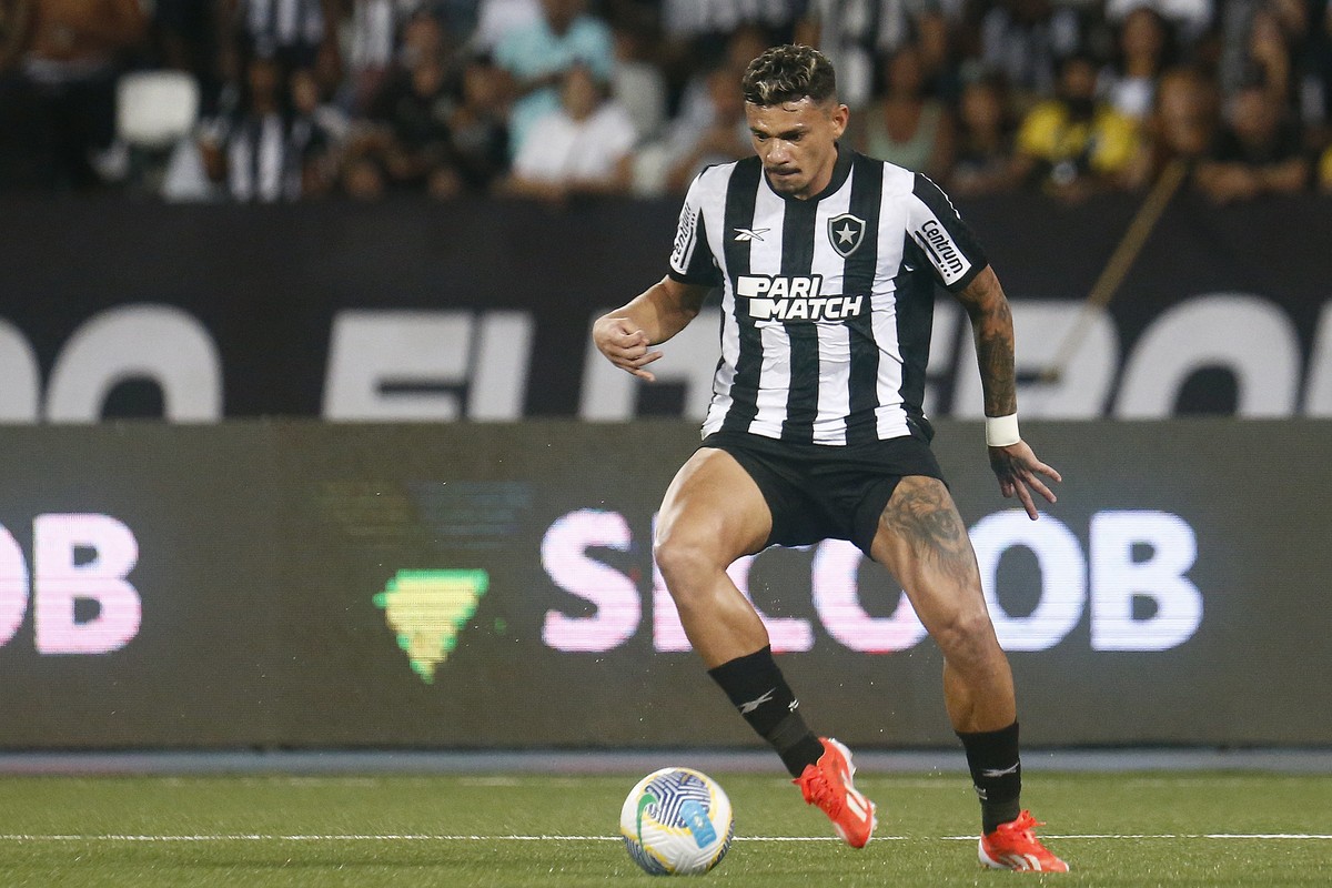 Botafogo encaminha renovação de contrato Tiquinho Soares até 2026