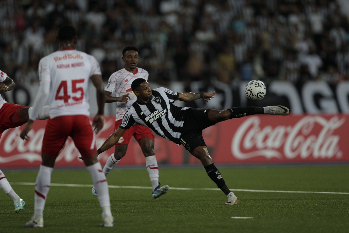 Júnior Santos brilha novamente faz dois golaços e Botafogo vence