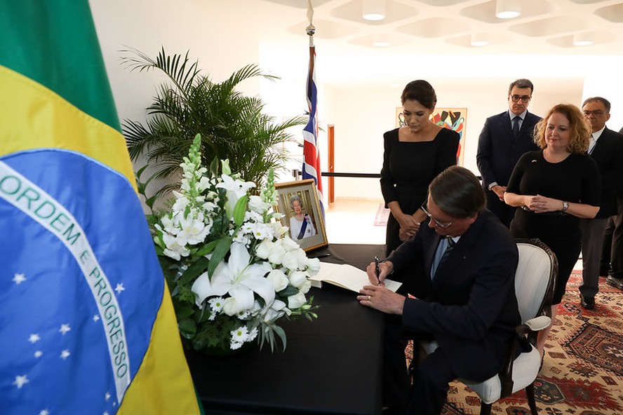 Funeral da rainha antes de ir a Londres Bolsonaro foi a três velórios Veja quais