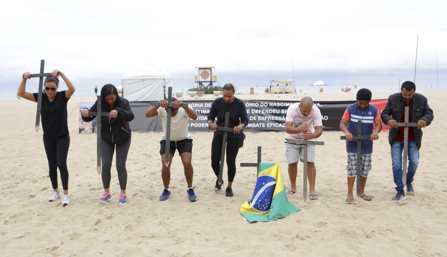 Familiares e amigos fazem ato em homenagem a pai de vítima da Covid 19