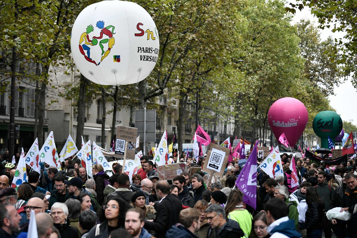 Protesto reúne milhares contra nova tentativa de Macron de reformar Previdência