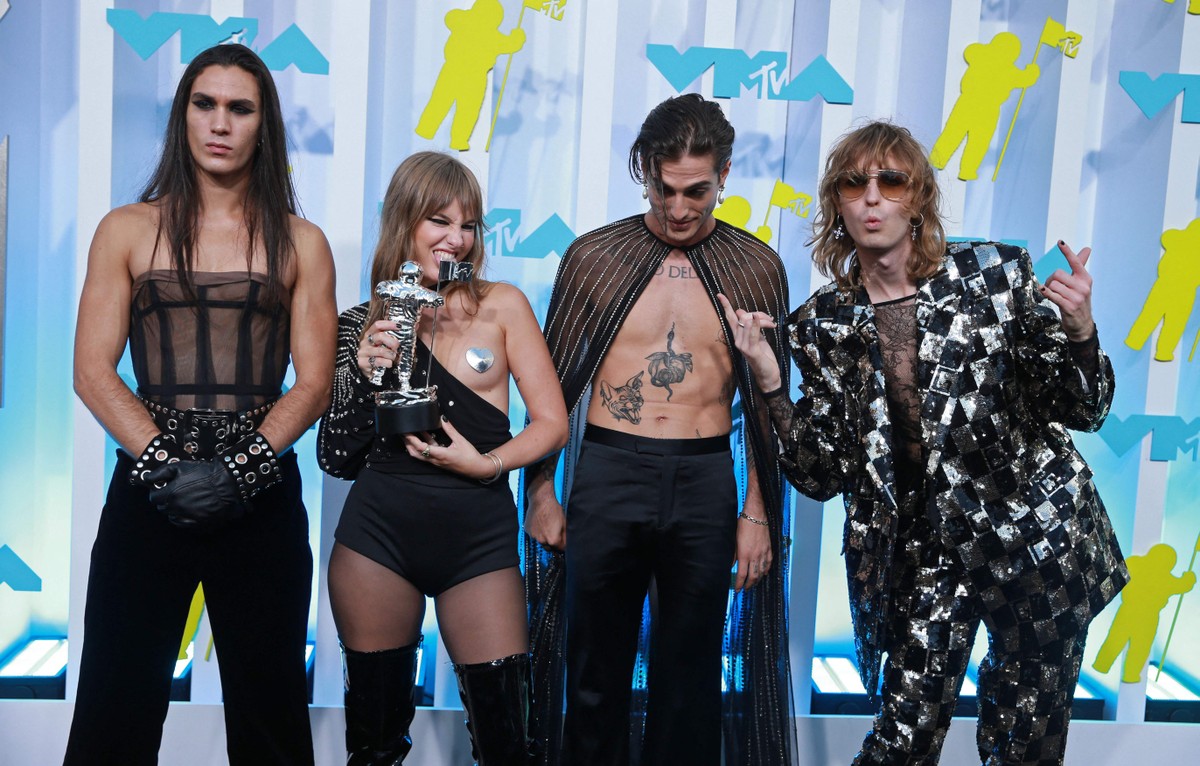VMA censura show do Maneskin após seios da baixista Vitoria de Angelis