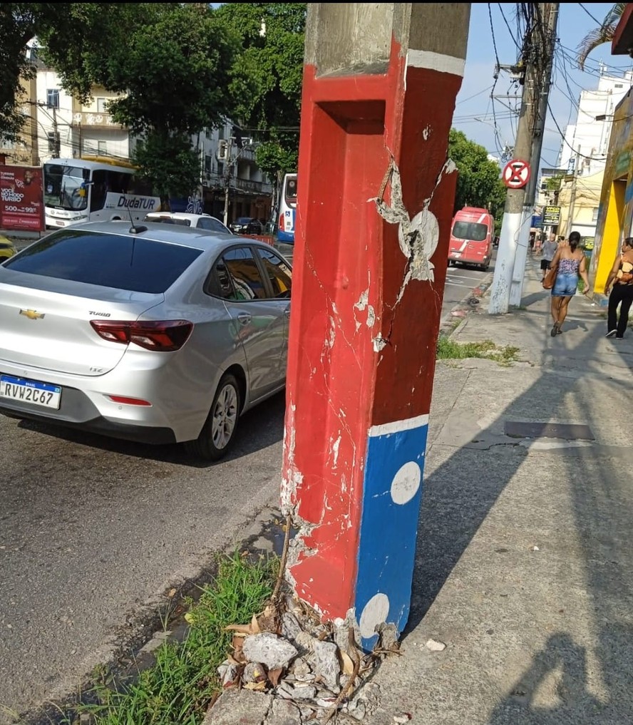 Risco a pedestres e veículos por falta de manutenção postes em Niterói ameaçam cair