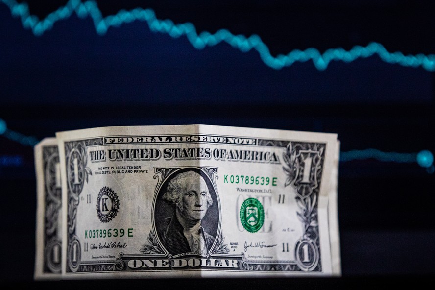 Dólar turismo chega a R 5 85 entenda