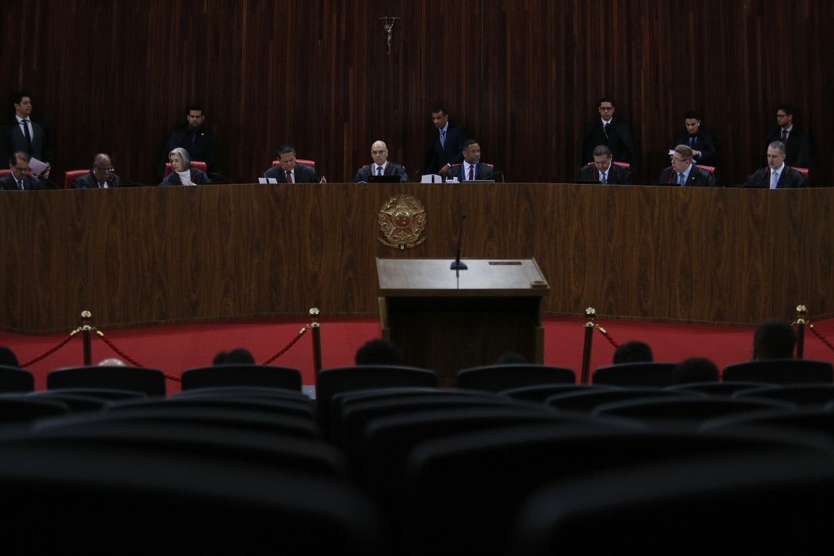 TSE julga Bolsonaro sessão é suspensa placar de a por condenação do ex presidente