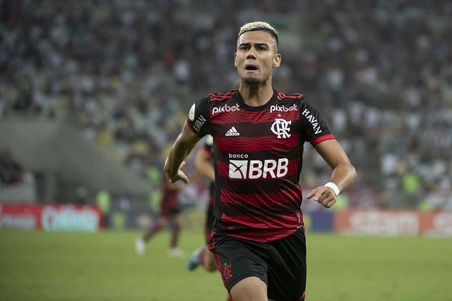 Flamengo vence o Fluminense de virada com redenção de Andreas e Hugo