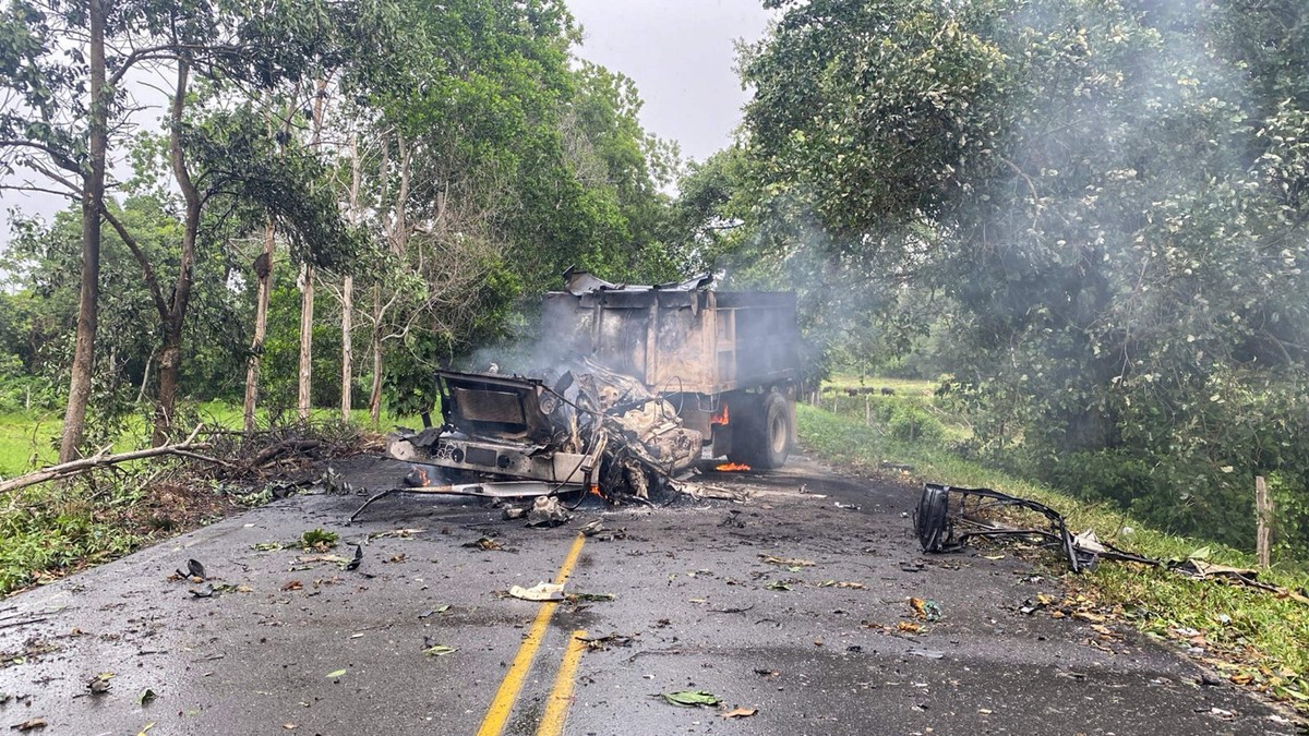 Ataque com explosivos a uma base militar deixa pelo menos dois mortos e ...
