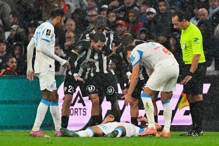 Jogador do Olympique de Marselha passa mal e cai em campo; quadro de ...