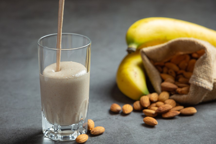 Vitamina de banana, amêndoa e chia: uma bebida rica em ômega 3, cálcio ...