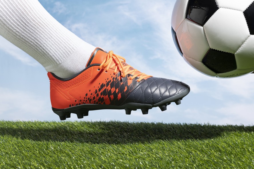 Campo, society, salão: veja chuteiras para essas variantes do futebol