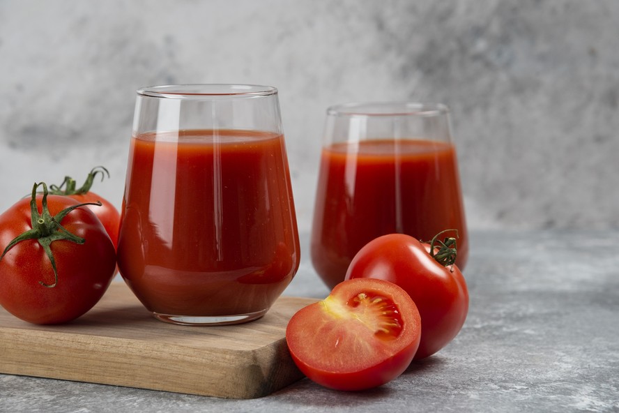 Antifúngico, antimicrobiano: os benefícios do suco de tomate no combate ...