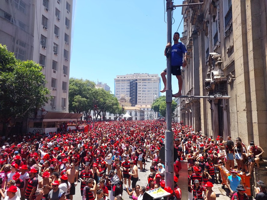 Vias de acesso à festa do Flamengo no Centro do Rio têm filas para ...