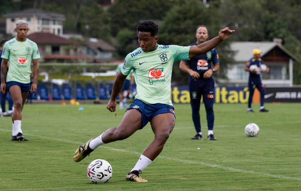 Foto das pernas de Endrick, jogador do Palmeiras, em treino da seleção ...