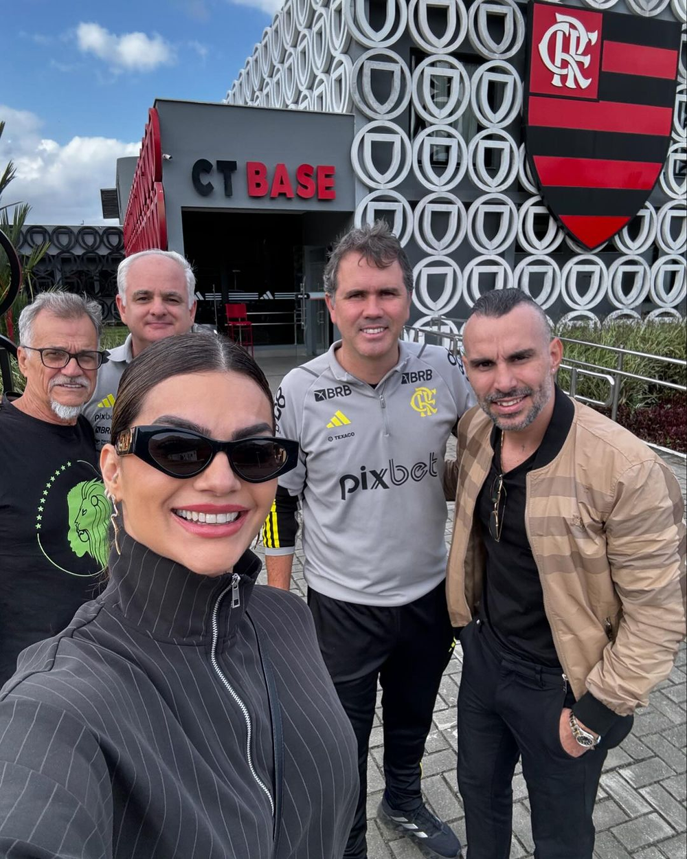 Kelly Key visita CT do Flamengo com marido e entrega: 'Discutindo ...