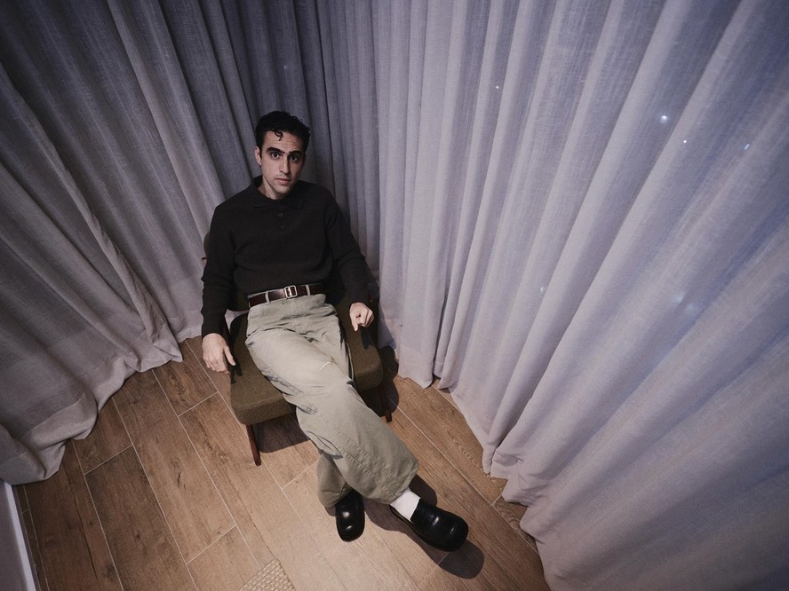 Caetano Veloso anuncia o lançamento do primeiro álbum solo do filho Zeca