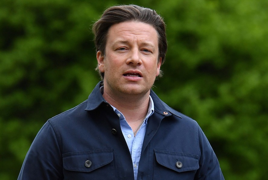 Jamie Oliver retira livro infantil de circulação após críticas a ...