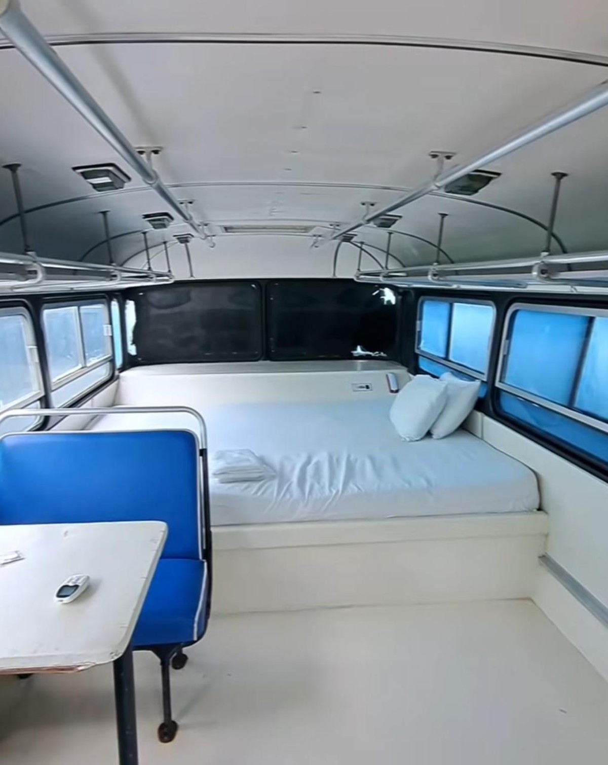 Paixão sobre rodas: Motel cria suíte dentro de ônibus, com pole dance ...