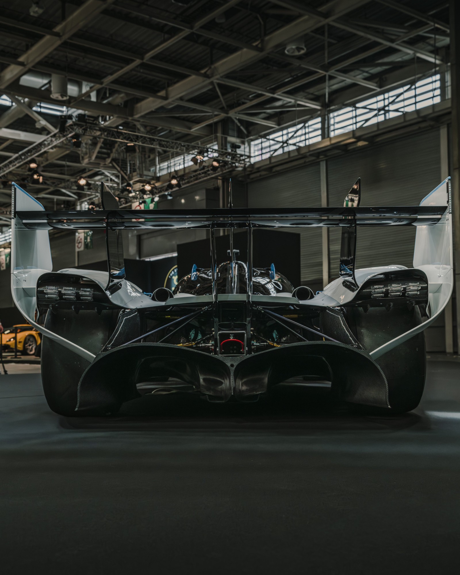 Inspirado em Le Mans e ultralimitado: Aston Martin lança hipercarro de ...