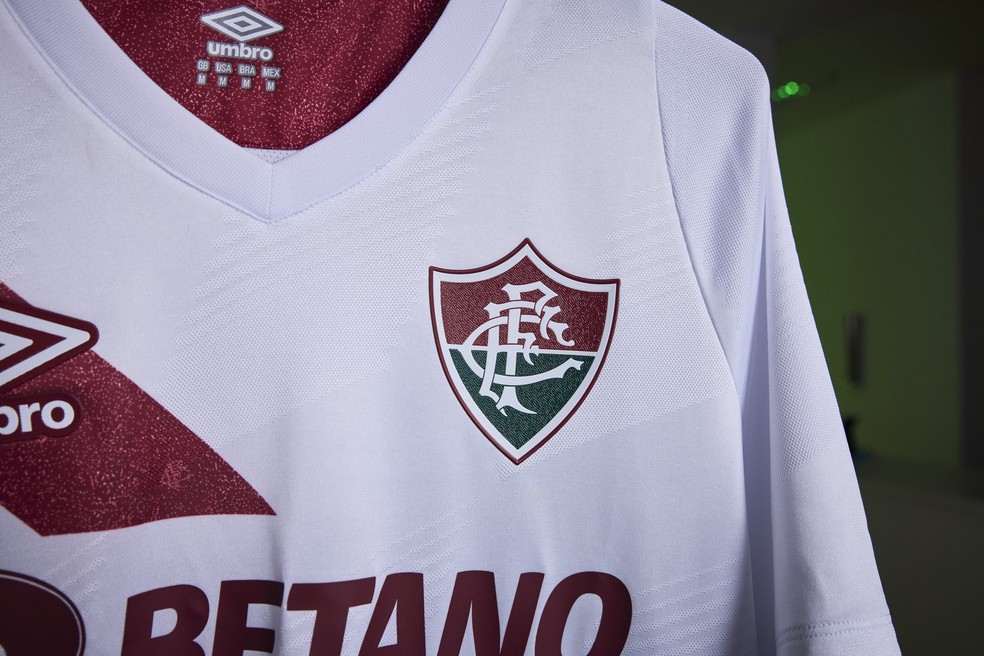 Camisa branca com faixas diagonais: Fluminense divulga segundo uniforme ...
