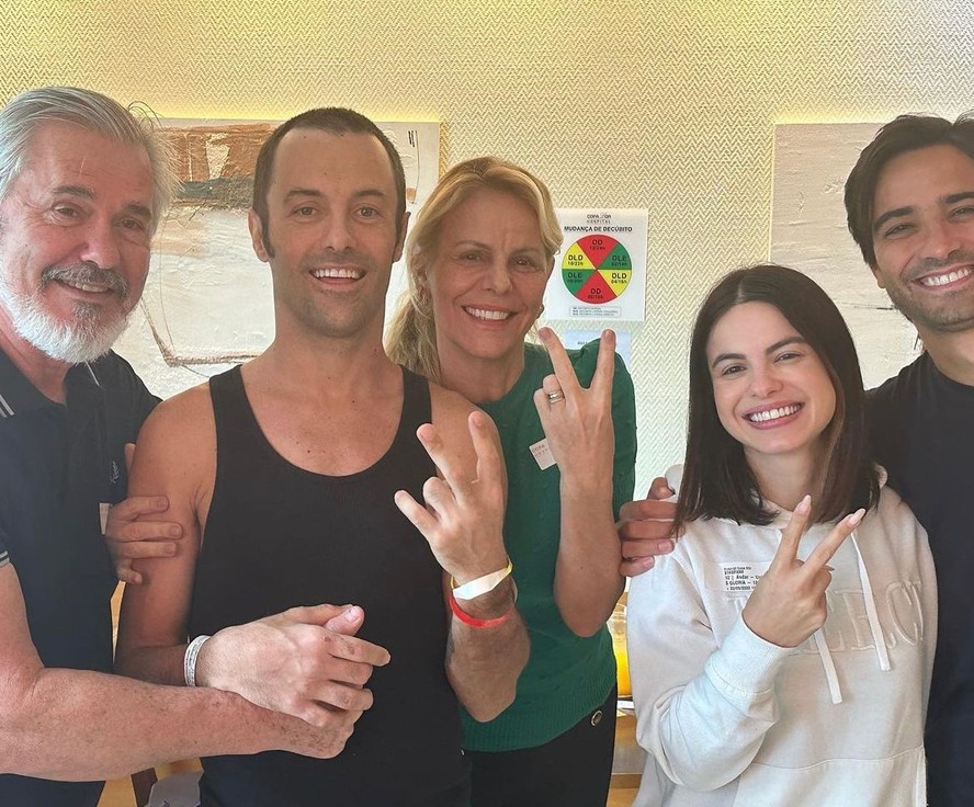 Mãe de Kayky Brito posta foto do filho após alta: 'Ganhou uma nova vida'