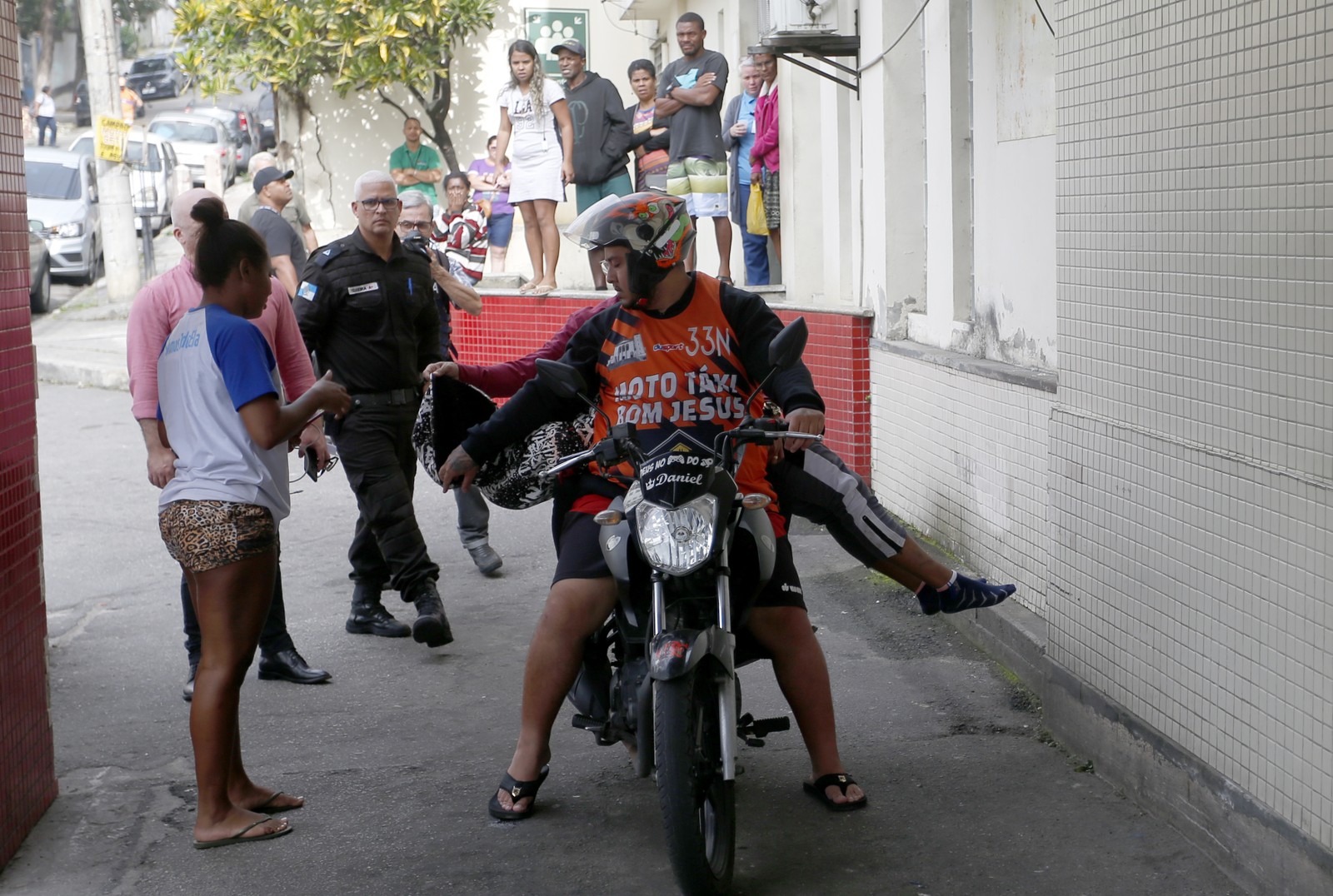 Operação policial no Complexo da Penha tem dez mortos e cinco feridos ...