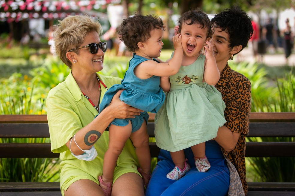 Nanda Costa e Lan Lanh levam as filhas a Paraty