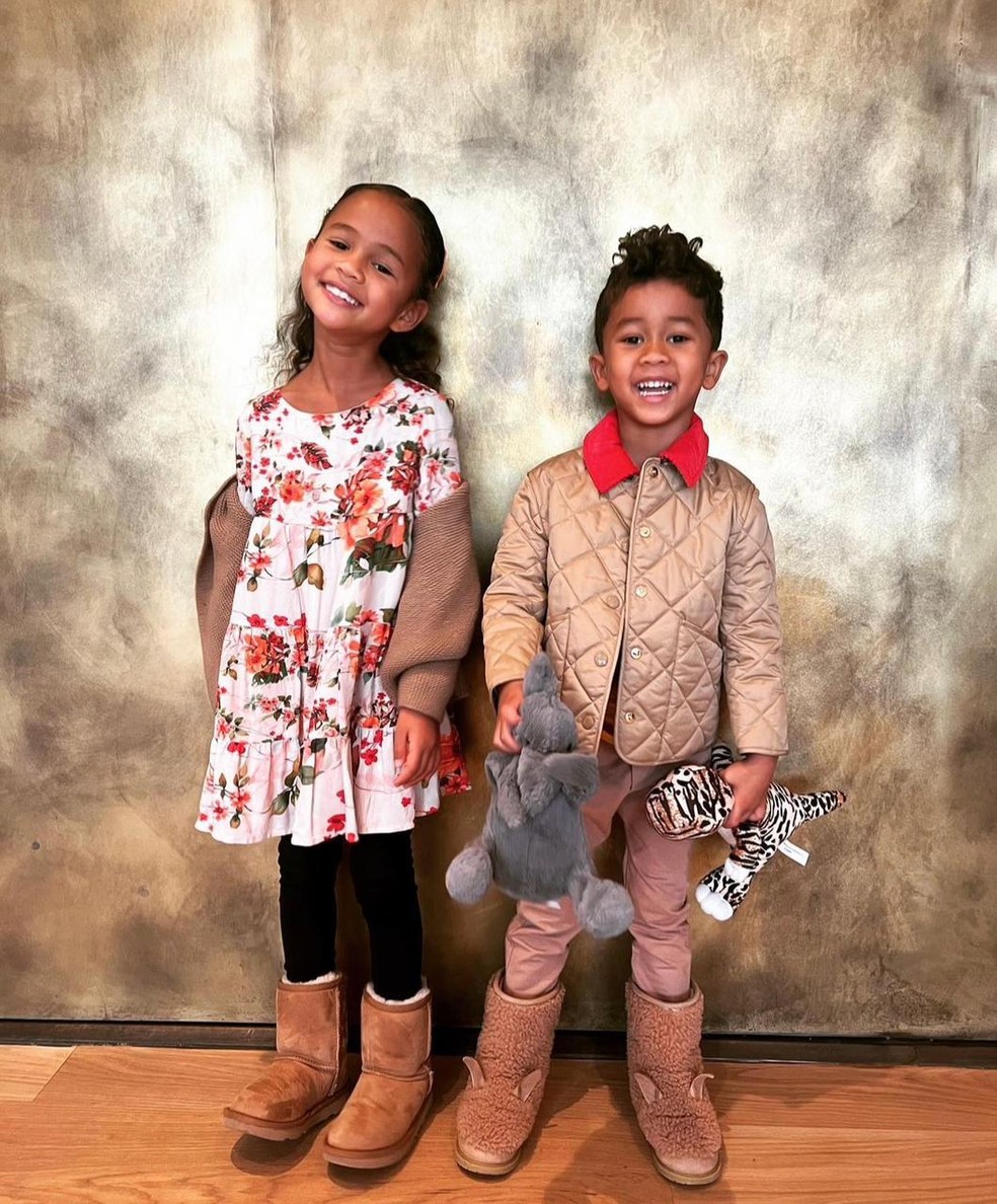 John Legend avisa de nascimento de filho no meio de show: 'dia abençoado'