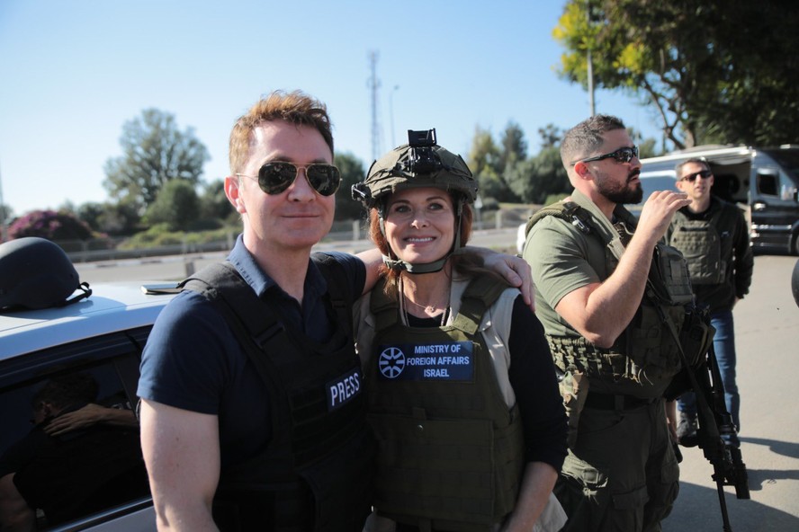 Debra Messing é criticada por viagem a Israel: 'oportunismo para fotos'