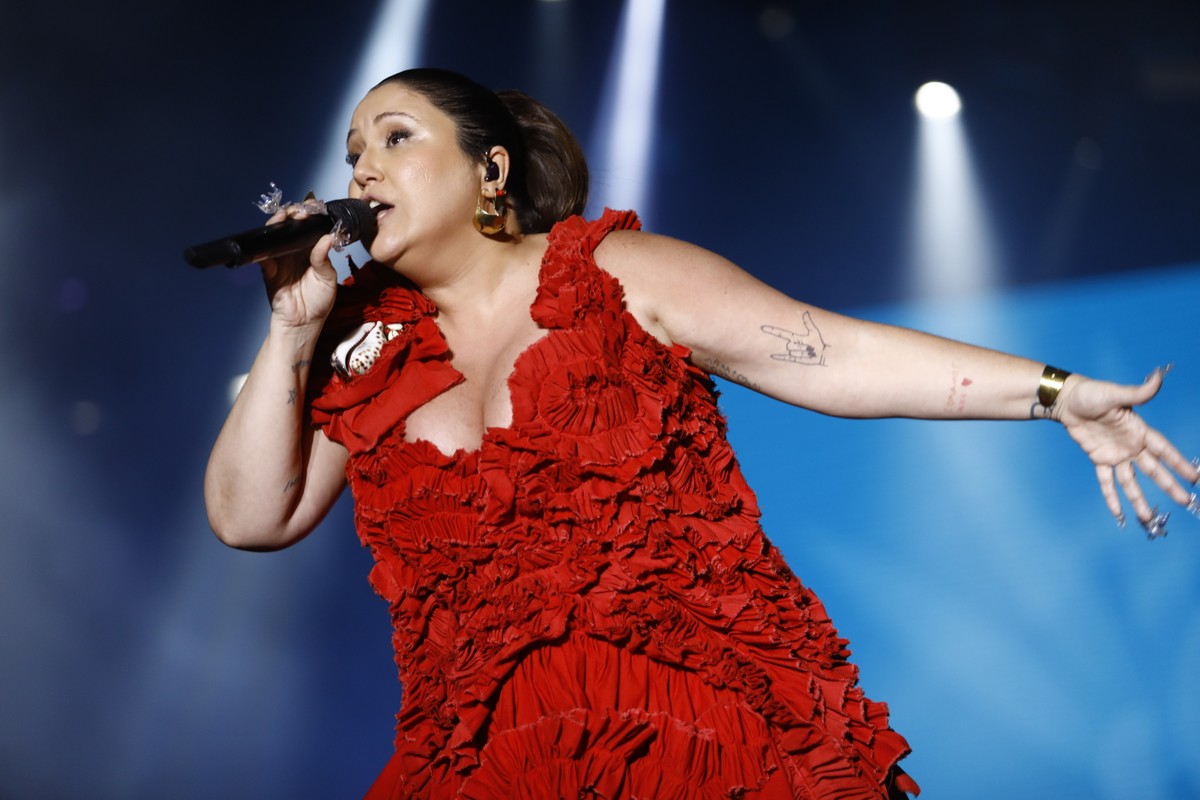Maria Rita chama atenção, no Rock in Rio, com look vermelho e unha ...