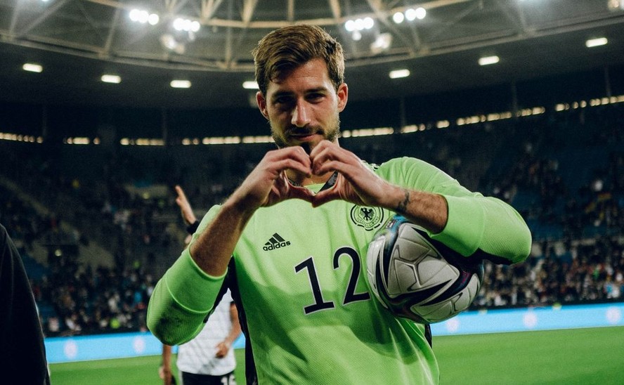 Ele vai: Kevin Trapp, o goleiro vegano casado com modelo brasileira