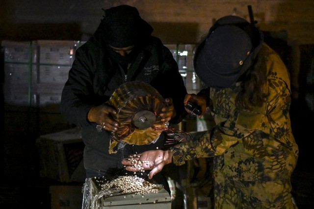 Queda do regime de Assad na Síria expõe arsenais da pílula captagon, droga que financiava regime ...