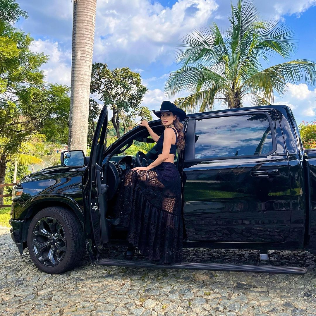 Paula Fernandes posa com carro de luxo em sua enorme fazenda; veja ...