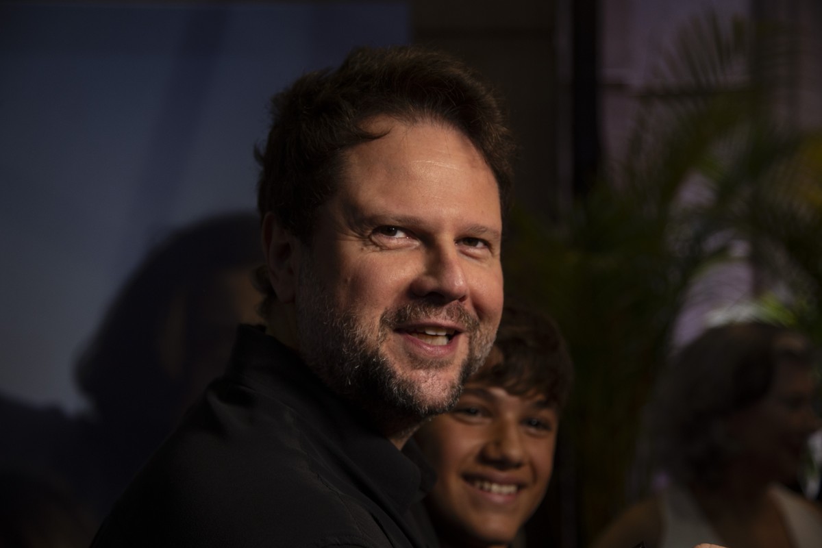 Selton Mello diz que trocou cigarro por vício em memes: 'bem mais saudável'