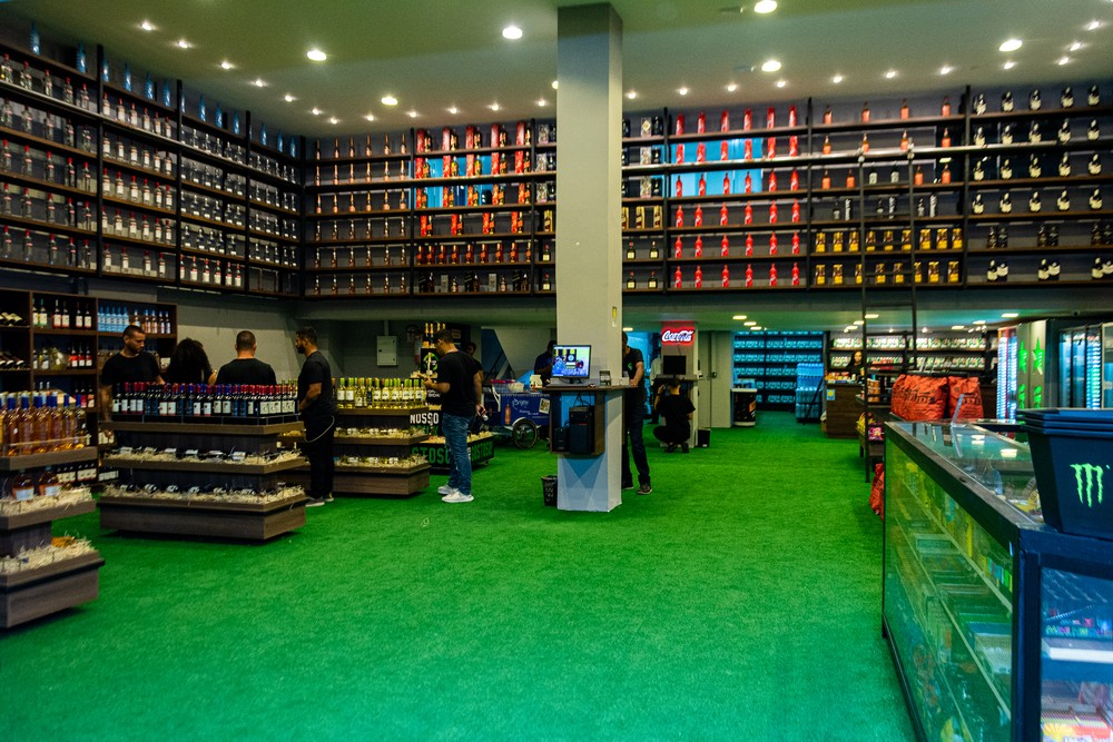 Sem portas, bar atende 24h por dia na Olegário Maciel, na Barra da Tijuca