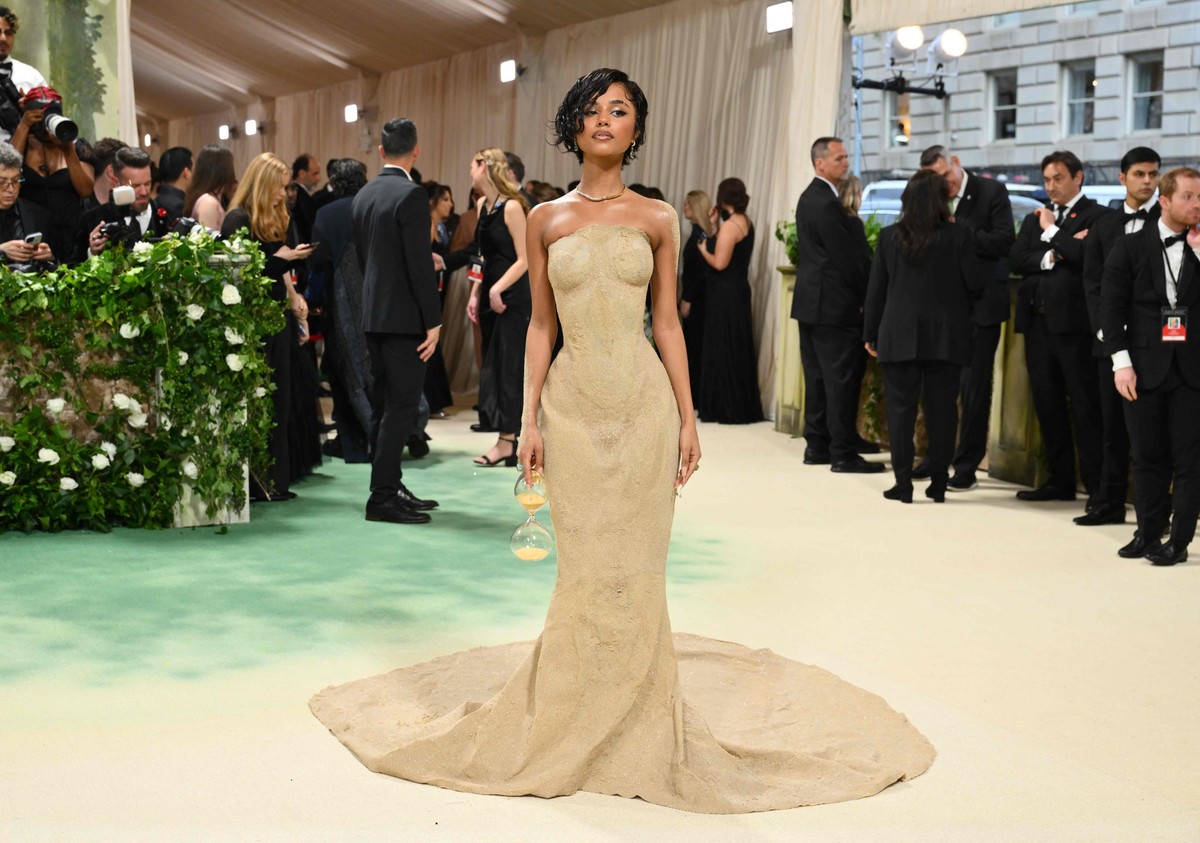 Quem é Tyla, cantora que foi ao Met Gala com vestido de areia e ...