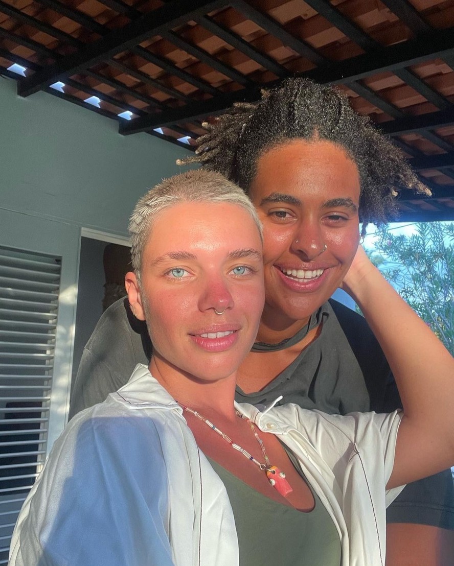 Bruna Linzmeyer dá chamego na namorada, Marta Supernova