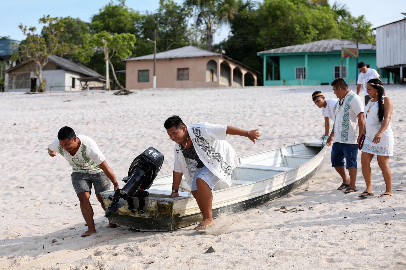 Indígenas do povo Kambeba votam de voadeira na Amazônia; veja fotos