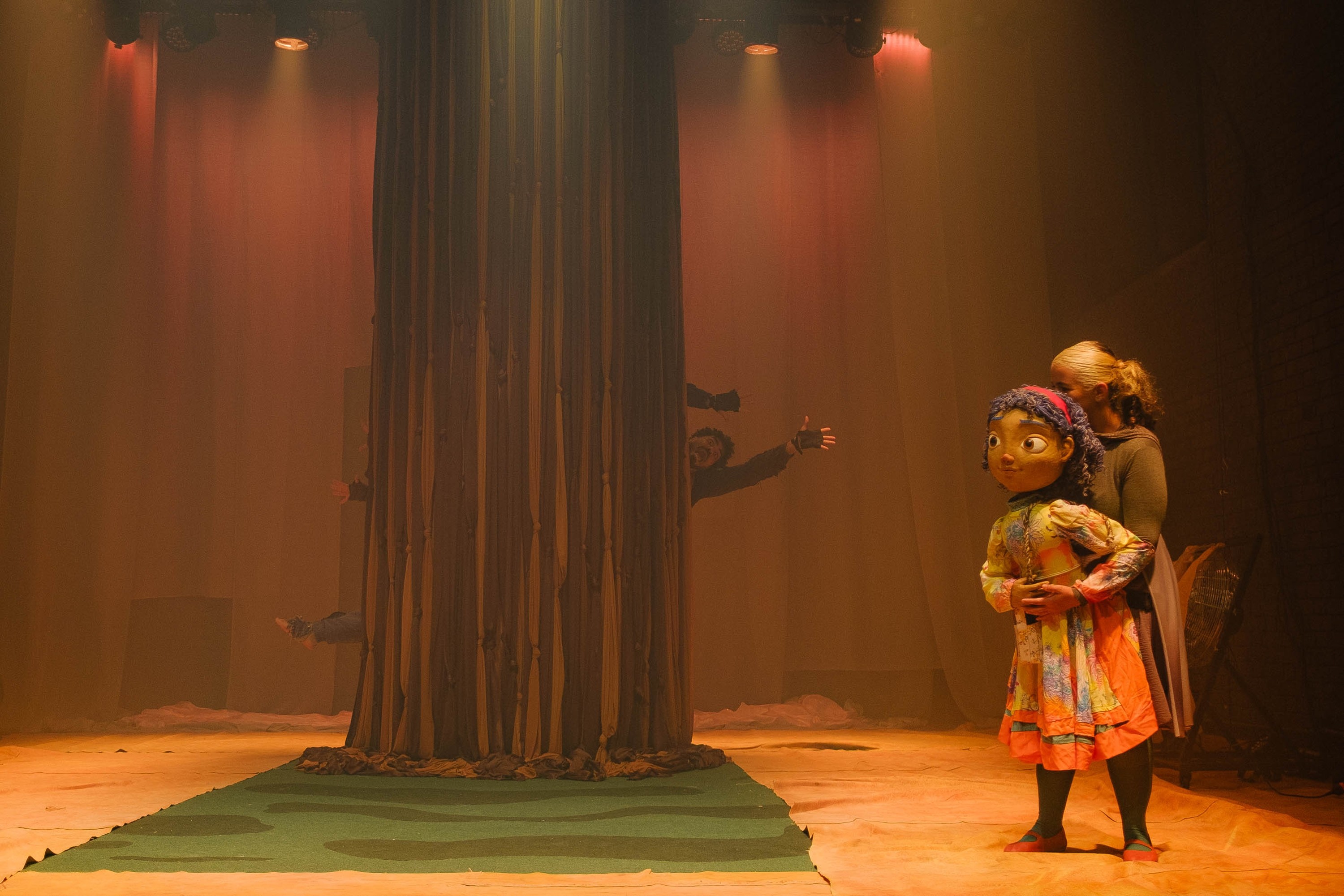 Com poesia em Libras, atriz surda leva temas atuais a teatro na Tijuca