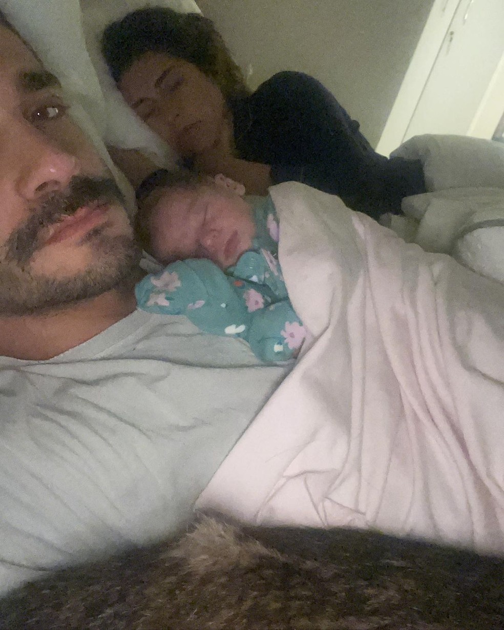 Bruno Gagliasso e Giovanna Ewbank enviam flores para Fernanda Paes Leme ...