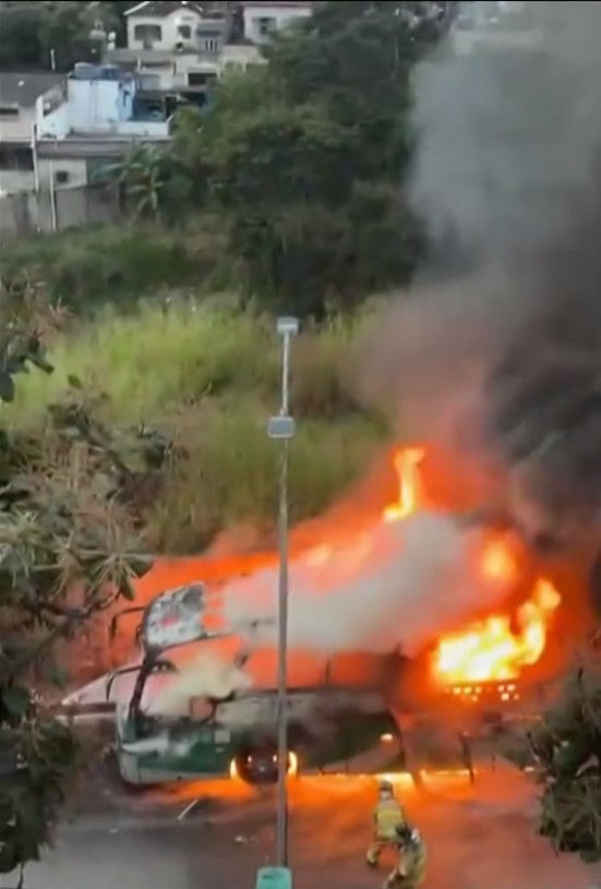 Complexo de Israel: polícia derruba falsa igreja que tinha seteiras ...