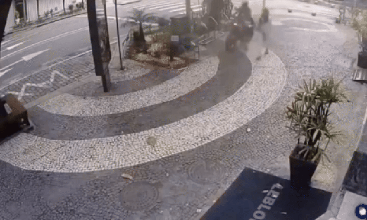 Mulher é arrastada por bandido de moto em tentativa de assalto no ...