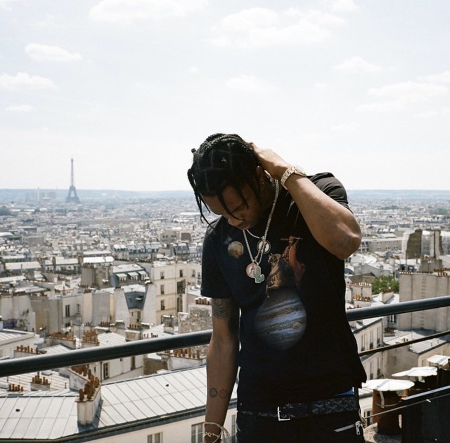 Rapper Travis Scott segue sob custódia policial após briga com ...