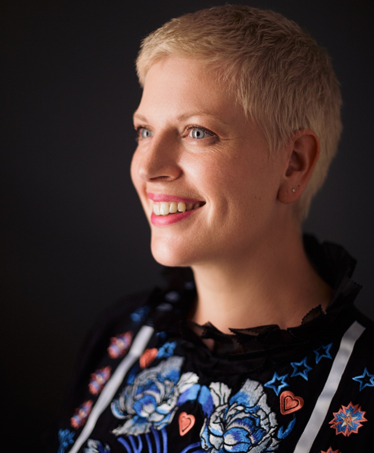 Autora do best-seller que deu origem à série 'A serpente de Essex ...