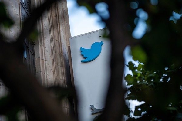 Musk no Twitter: veja as idas e vindas da negociação até a compra da ...