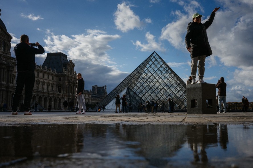 Roubo no Louvre: vigilante diz ter ouvido 'barulho enorme e incomum ...
