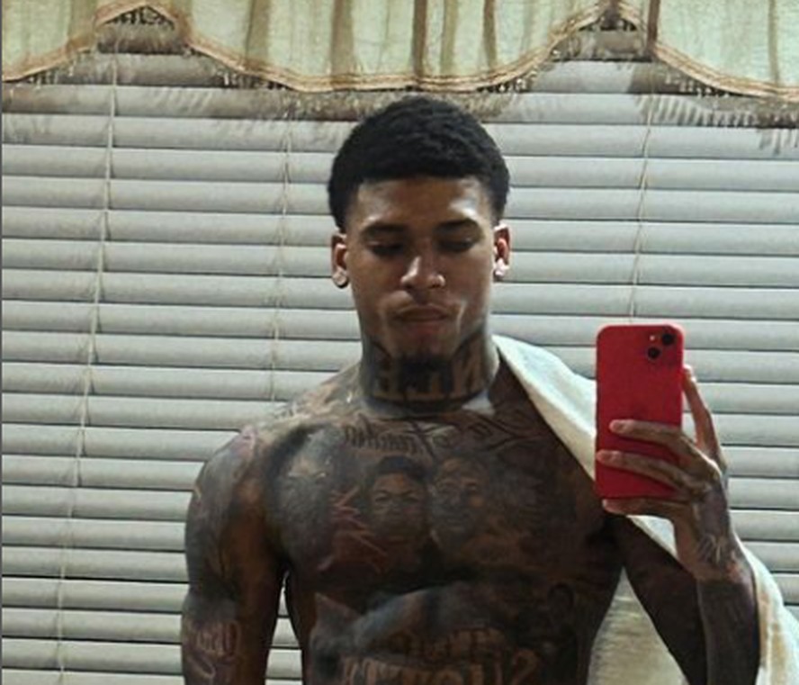 Rapper NLE Choppa surpreende ao sair de caixão durante show; assista