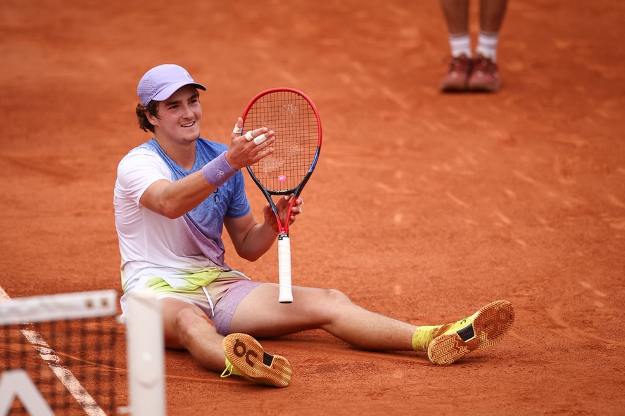 João Fonseca trilha caminho parecido ao de Guga Kuerten em seu título de 1997 em Roland Garros